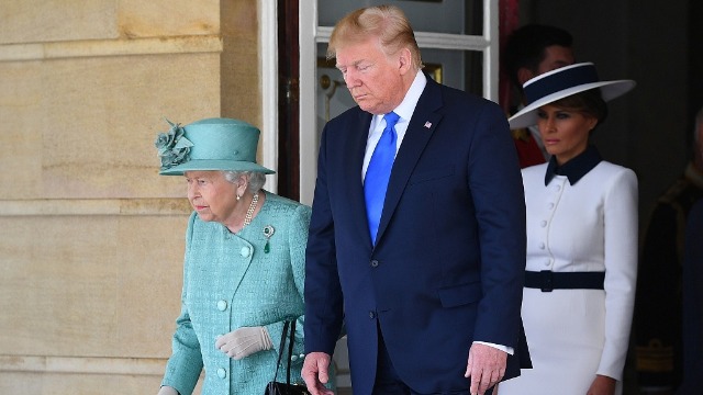 去年走在英女王前面被狠批 特朗普今年总算“学乖”了