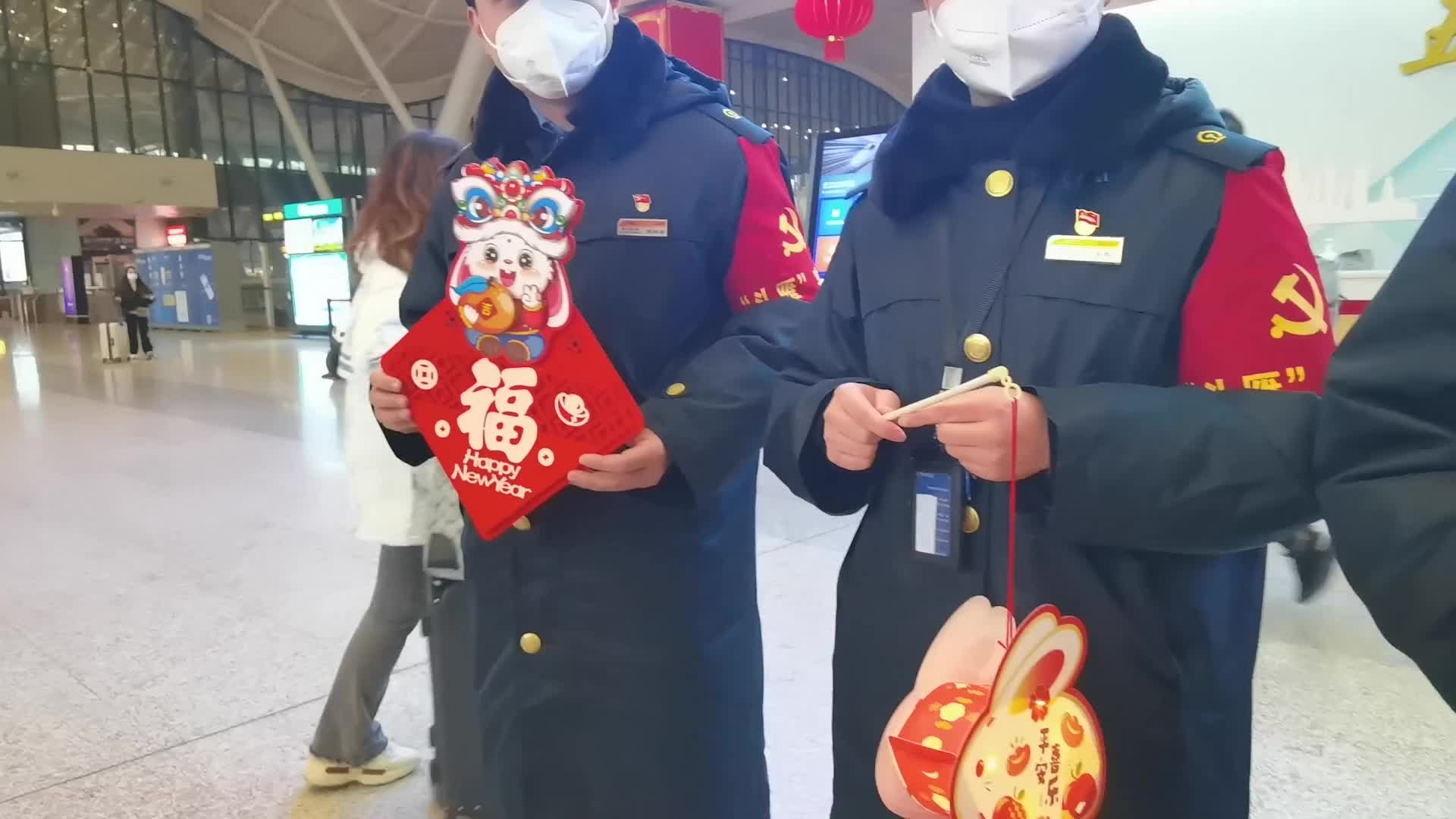 高铁武汉站温情过“小年”