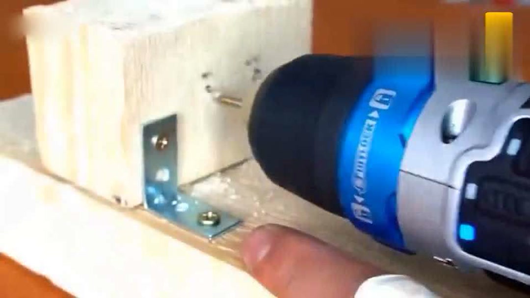 牛人脑洞大开, 电钻打孔还能这么用, 这都能想得到, 简直就