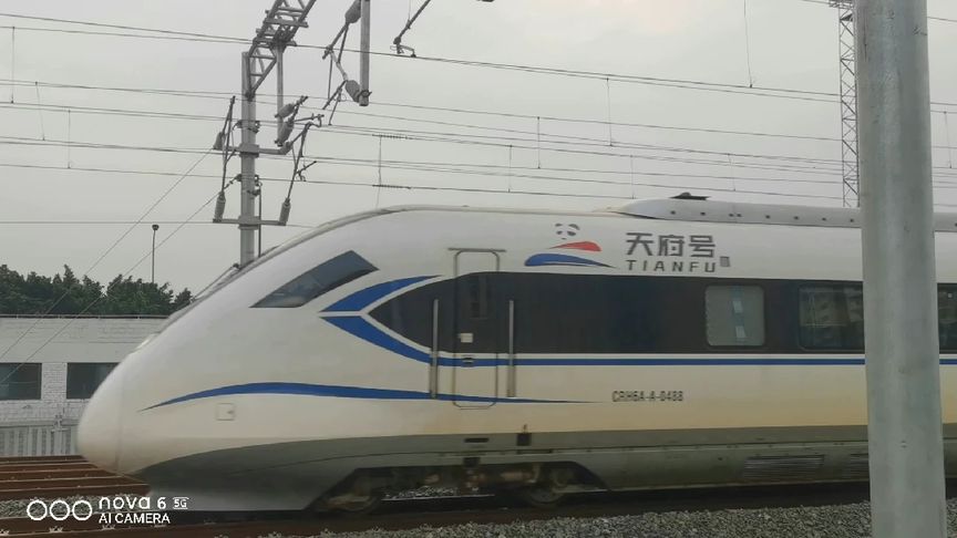 天府号CRH6A型动车组通过成都铁路西环线