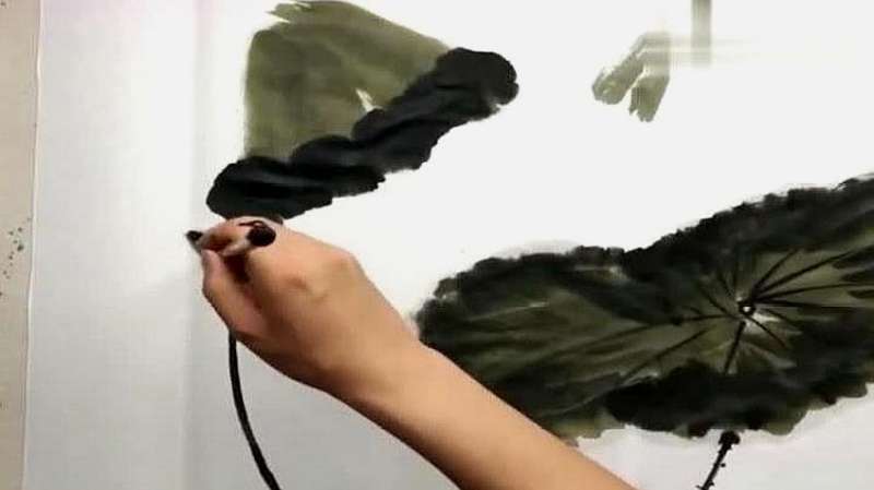 国画教学:国画荷花要用大笔画荷叶,这样画出的荷叶大气