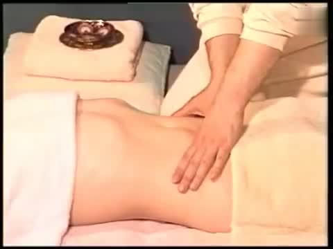 腹部按摩技巧从下往上推拿
