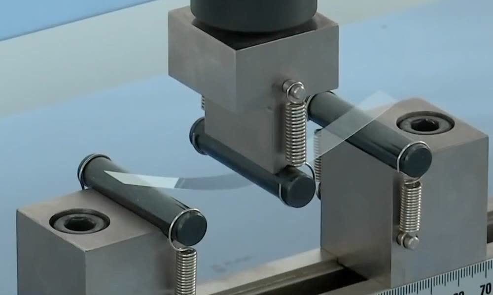 世界上最薄玻璃在中国!厚度只有0.12毫米,可随意进行弯折