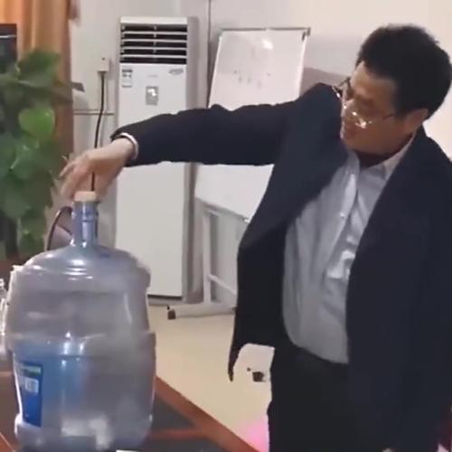 物理老师做的小实验,这是什么原理,白白浪费了一个水桶