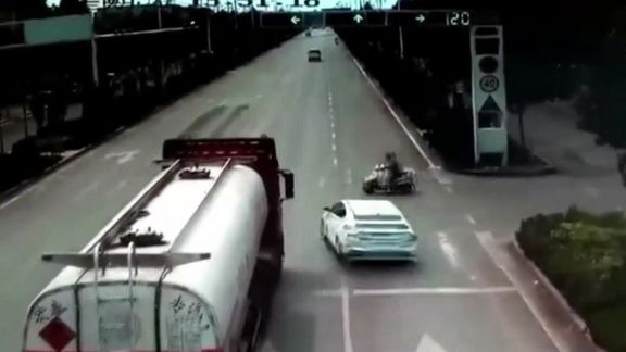 交通安全警示:教训惨痛!电动车路口犹豫了6秒,还是选择冲了出去