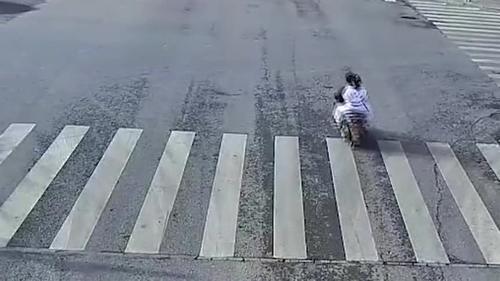 两车路口相撞司机相互指责,究竟是谁的责任已经不得而知,看来要报警了