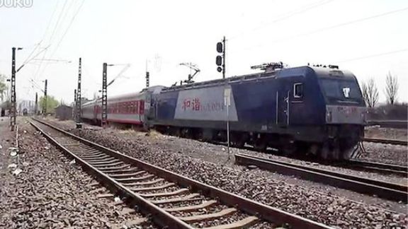 北京至张家口Y505大好河山号列车 驶入终点张家口南站