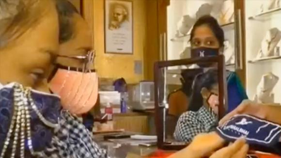 印度珠宝店推出“钻石口罩”单个售价上万元顾客不惧感染任意试戴