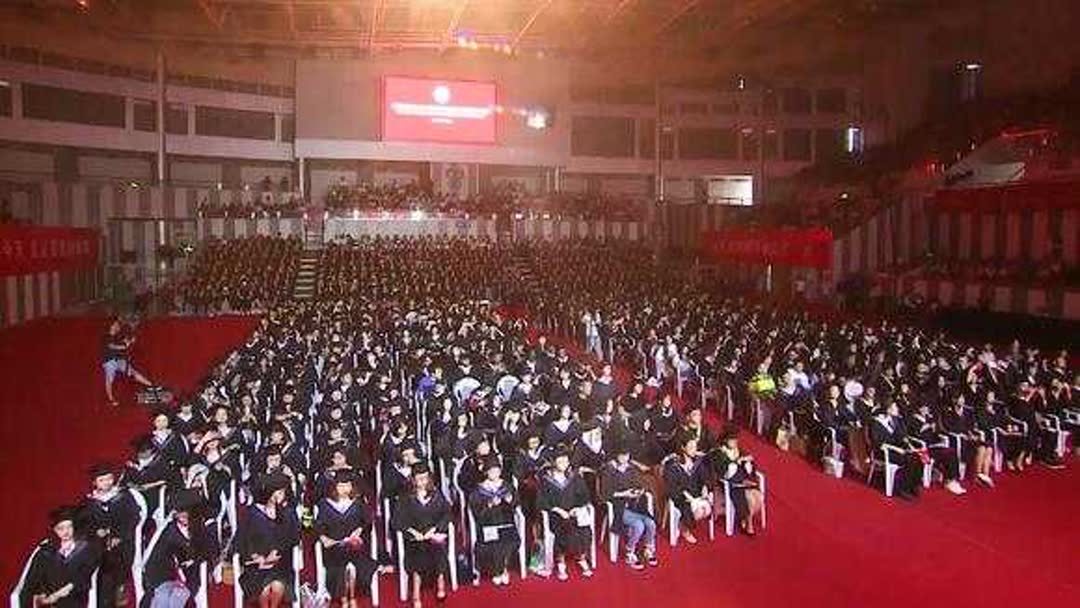 像看大型演唱会!大学毕业典礼快闪《成都》《夜空中最亮的星》等