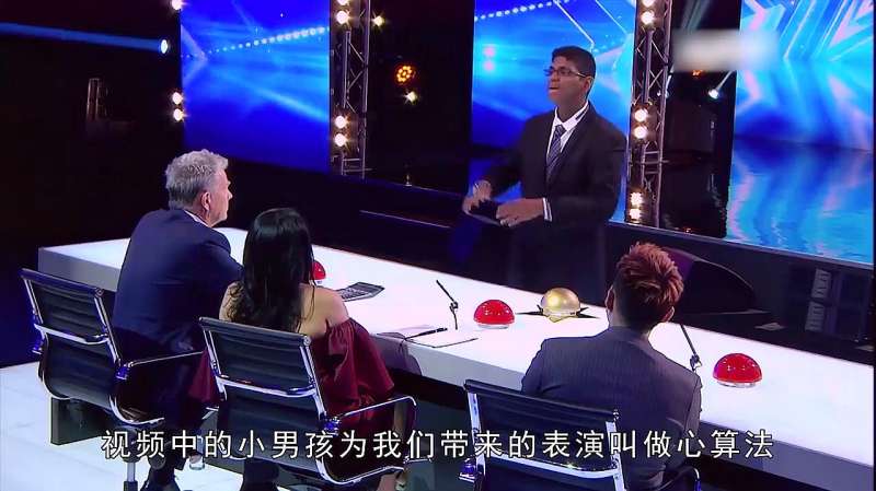 小伙子用计算器参加节目,竟然全票通过