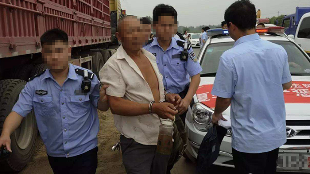 教科书式执法频上热搜 公安部长撰文为他撑腰