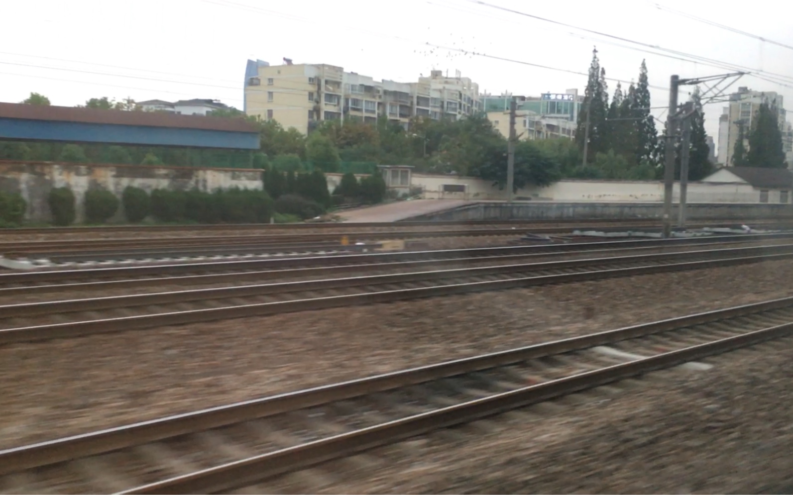 实拍T203次列车到达江苏昆山火车站,车站规模小,务工人员很多