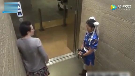 电梯门打开的那一瞬间,电梯里的人都快崩溃了!