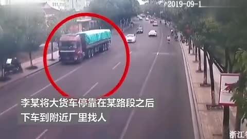 车上没有人!货车一路倒退撞断2棵树