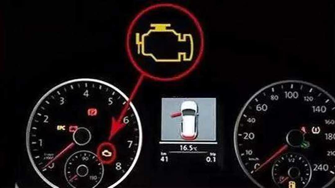 发动机故障灯亮起,不要着急给4S店送钱,老司机:用这招就能解决