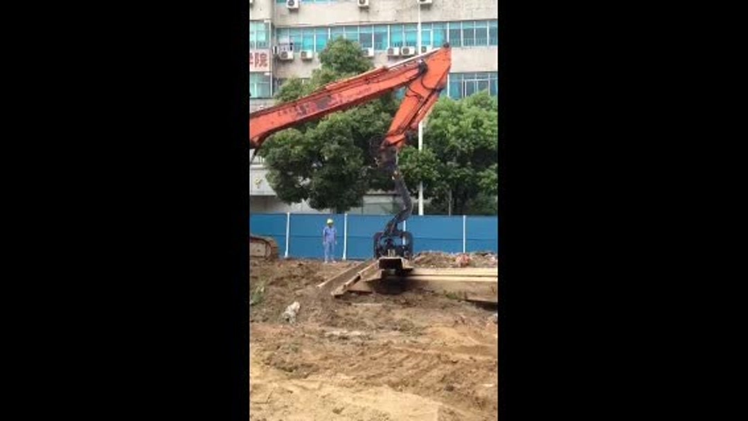 打桩机现场操作视频