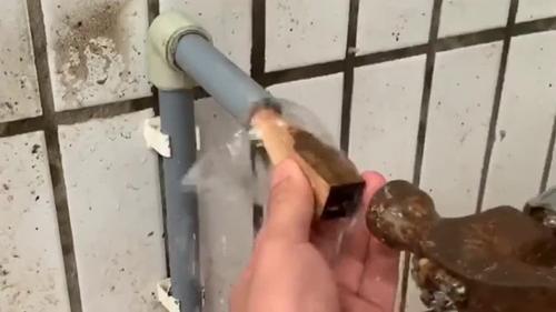 家中换阀门实用小技巧,需要木头辅助操作,这样水就不会洒一地了!