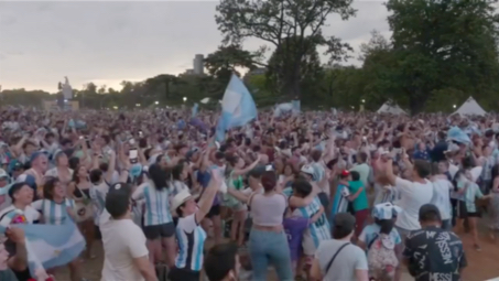 劳塔罗罚进点球瞬间,阿根廷球迷疯狂庆祝球队挺进四强