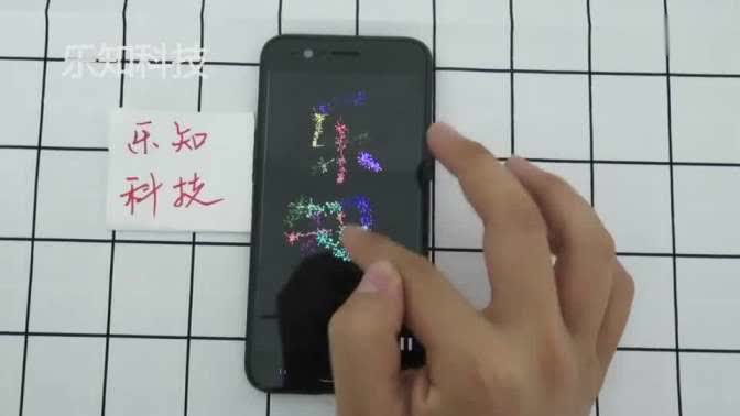 在手机屏幕上放烟花,动动手指就能实现,漂亮的不想关掉屏幕