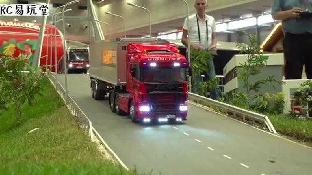 穿越时空的几代奔驰公交车模型齐聚一堂