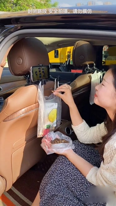 ...装上这个小挂钩带饭带奶茶方便多了,不用的时候还可以隐藏起来很安全