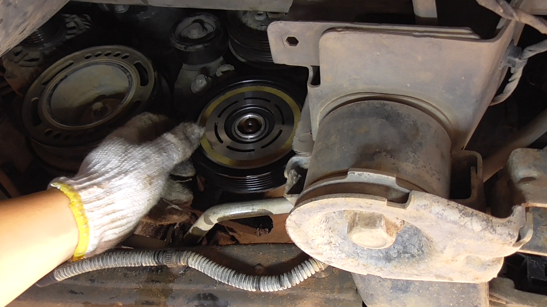 压缩机轴承坏掉了导致发动机异响,更换新的轴承后看看效果如何