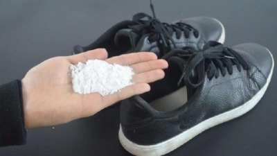 皮鞋子汗臭不用洗,脱皮鞋以后撒一勺,再也不怕皮鞋臭了,抓紧试