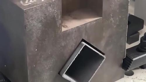 见识一下方管切断机,效果这么好用,价格一定很贵吧