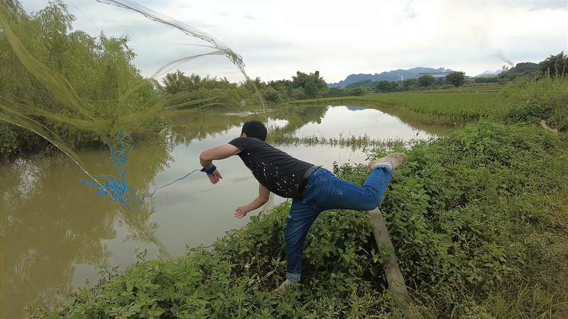 涨水了,村民带上传统抛网到溪流搞几网,看下能否得到下酒菜