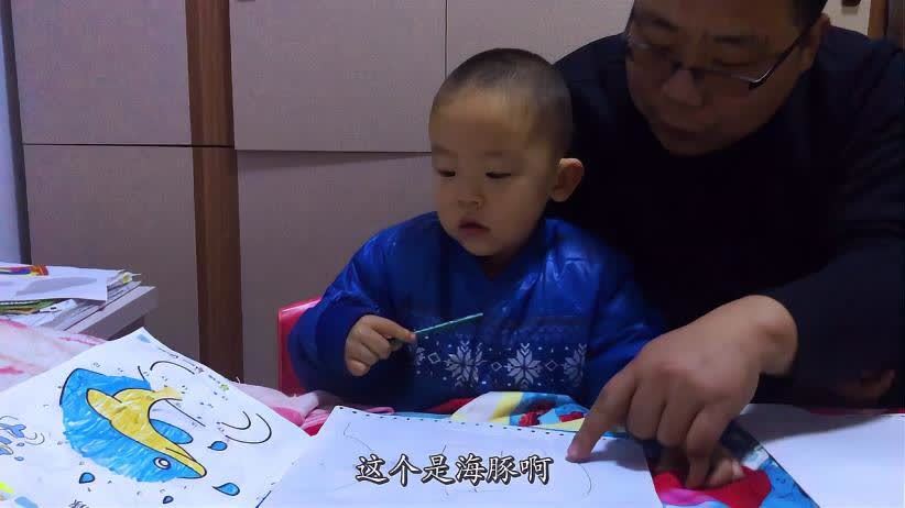 三岁宝宝说自己画海豚,看看咋画的,乐得爸爸哈哈笑