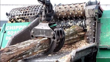 超大型的木头粉碎机,木头进去直接变木屑,太厉害!