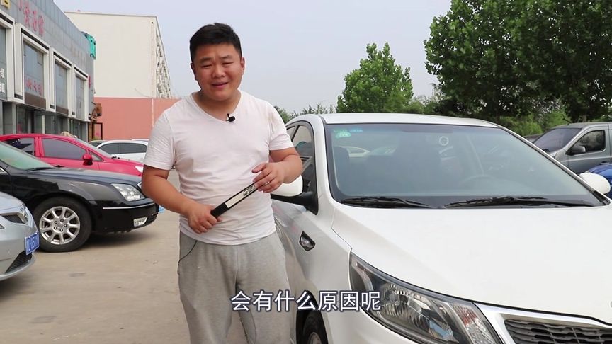 小刘用一台起亚K2详细介绍怎么看二手车况,讲解的很细致,实用