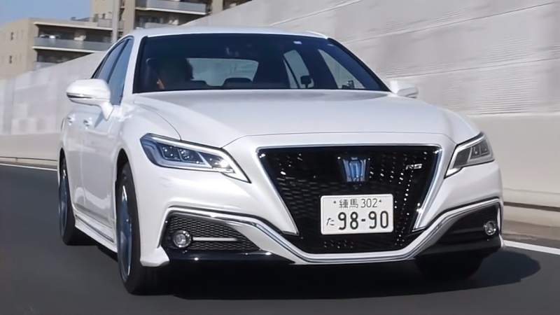 2021款丰田皇冠实车展示,真漂亮,选它还是奥迪A6自己拿主意!