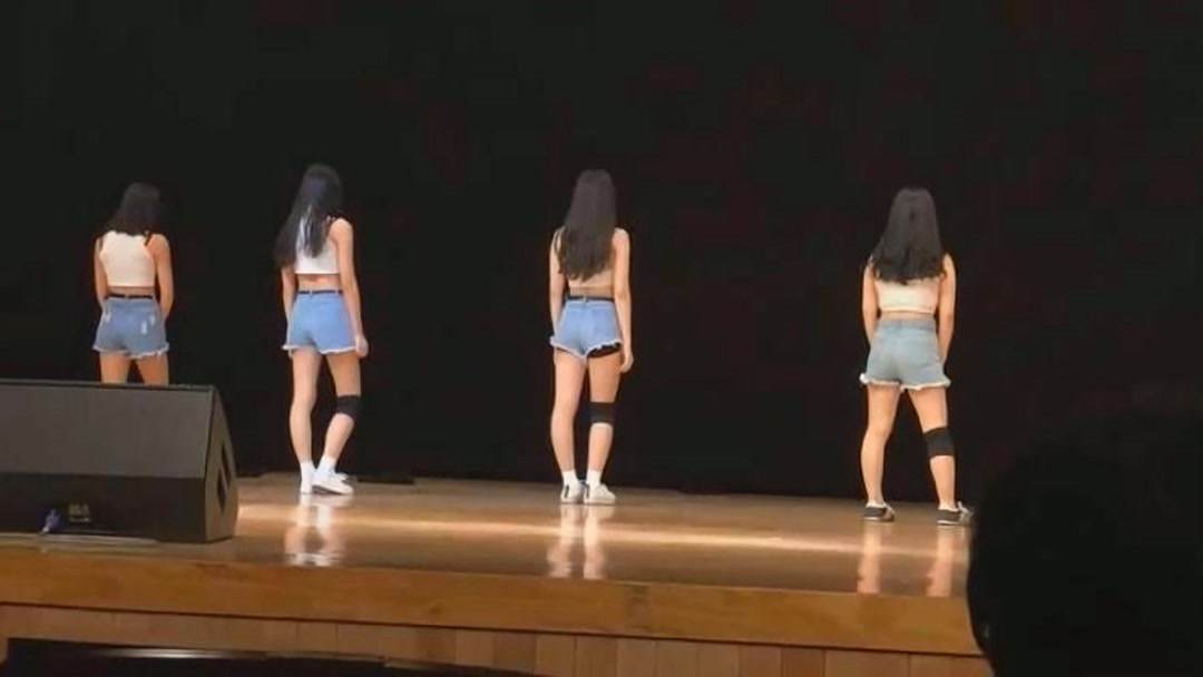 校园晚会上,美女们表演火辣舞蹈,十分劲爆