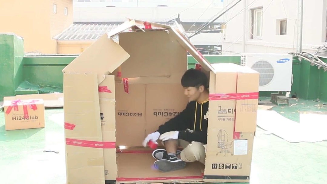 用纸箱子做的小房子,坤坤的秘密基地!