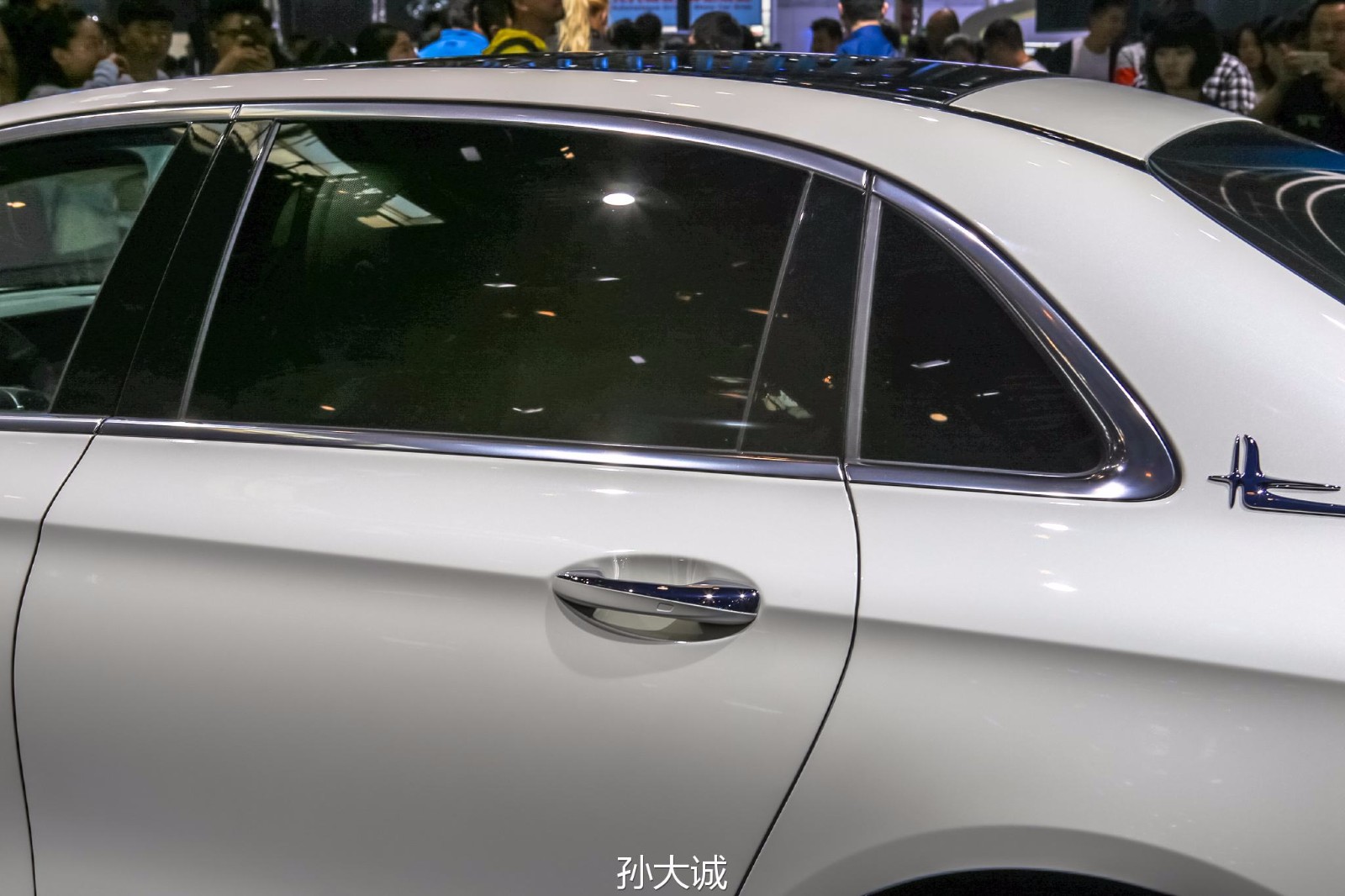 奔驰C柱上的“死鸟”标志是什么意思?很多老司机都说不清楚