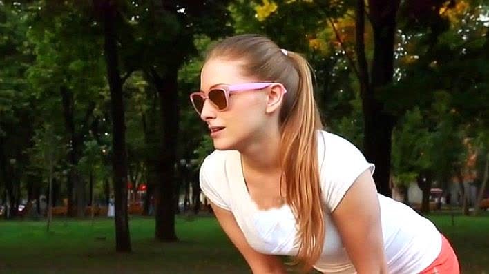 中国小伙在俄罗斯街头,当地女子硬要拉他回家,到底是要去干嘛?