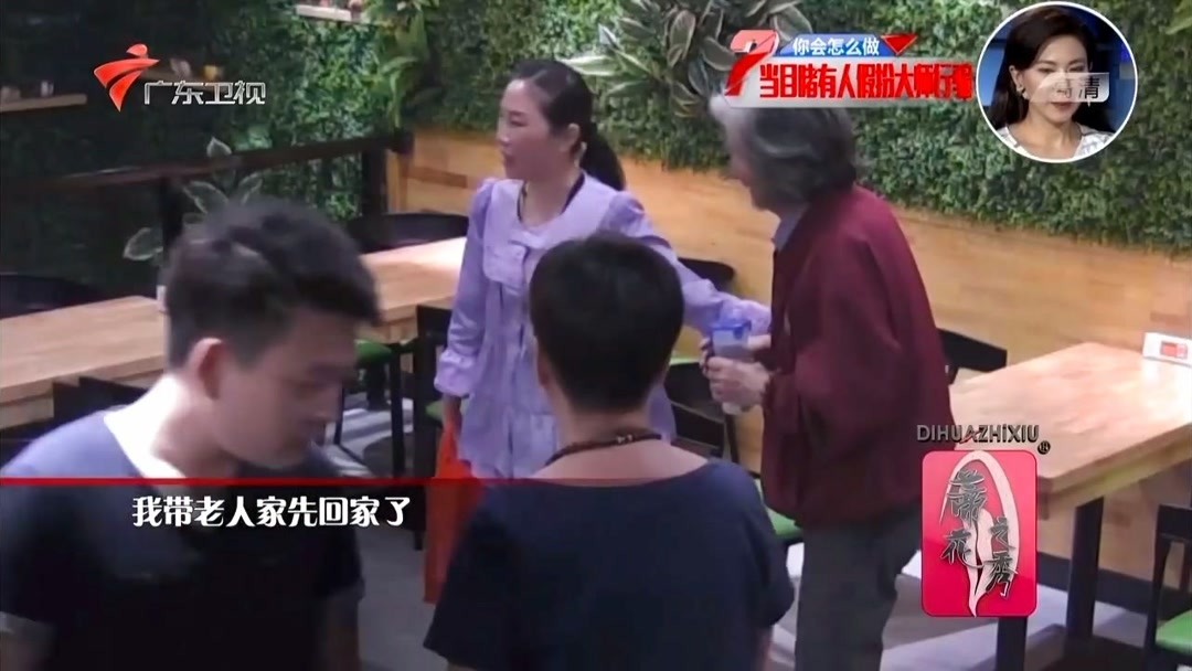 骗子眼见骗局被拆穿转身欲走,围观群众的做法令人激动!