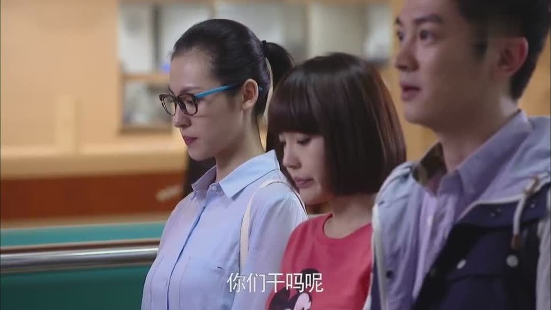 实习生因为喝酒睡过头导致会议迟到,没想到在电梯尴尬了!