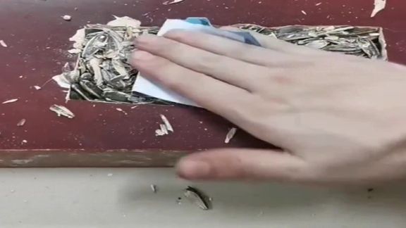 修个木门真是”大费周章“,填充物用手机,网友:成本有点高!