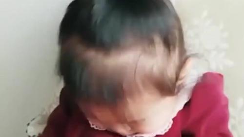 女儿被拍了一下,就开始发脾气了,说的话太逗了
