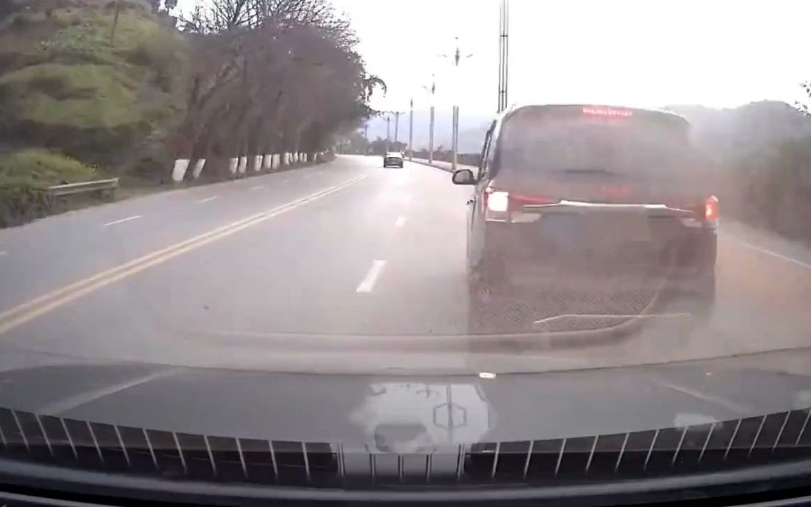 看着肉疼!分心驾驶逆行致车祸!