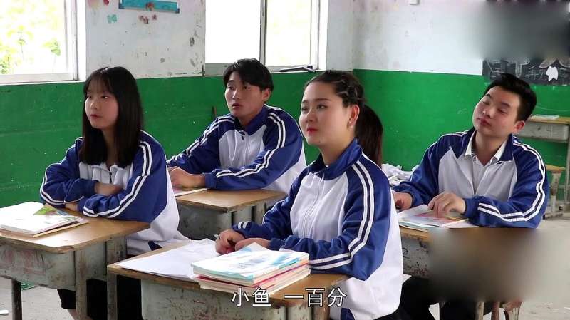 老师按照考试成绩发奖品,结果学霸和学渣奖励区别真大,太逗了