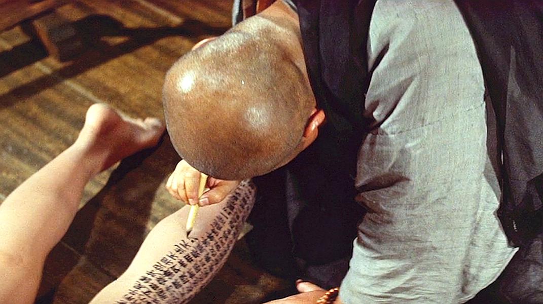 男子为了躲避怨灵,让法师在身上写满经文,却忘了一个重要地方