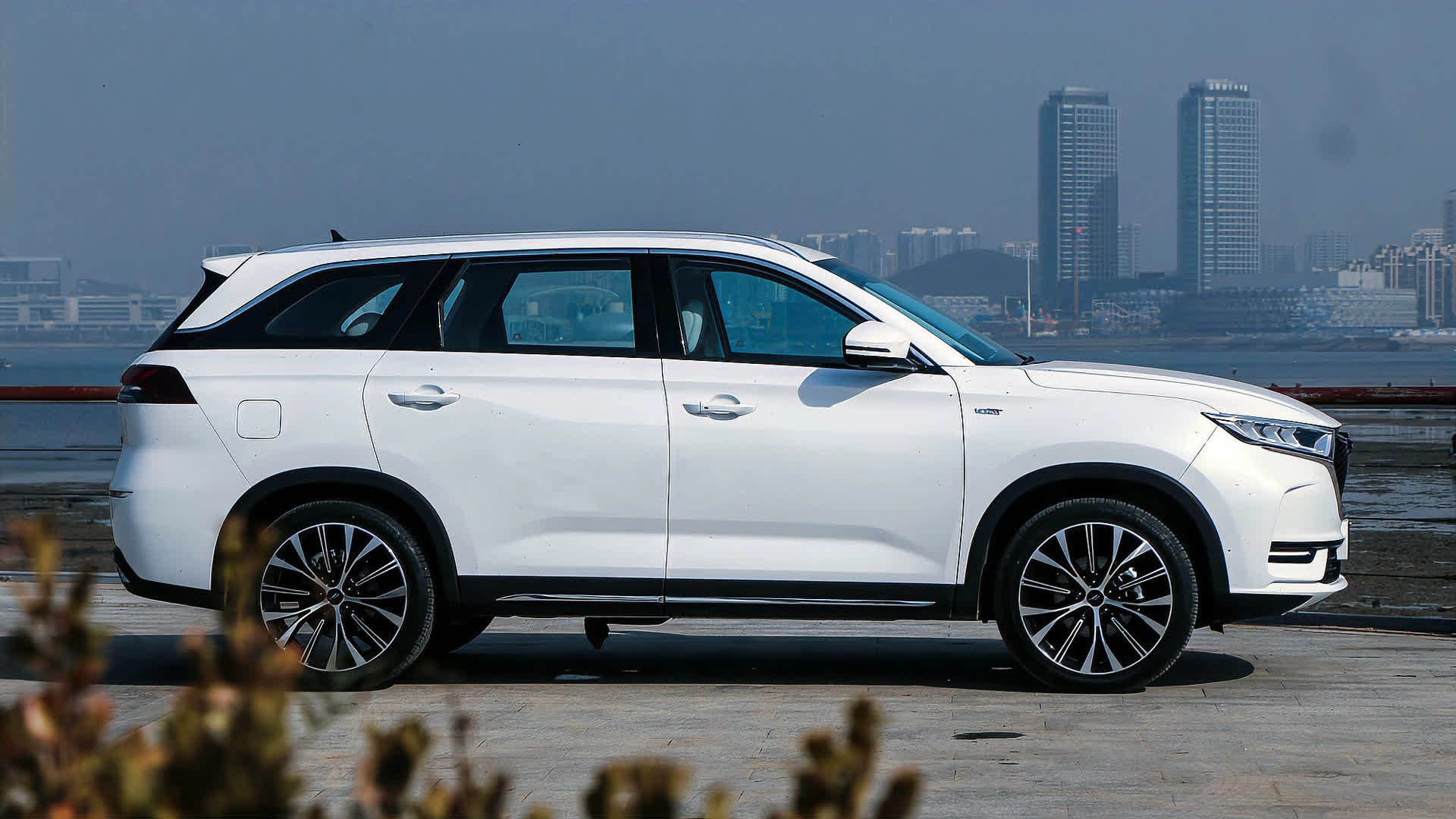 长安7万多SUV全系标配唤醒LED大灯,还有自动泊车,1.5T蓝鲸动力