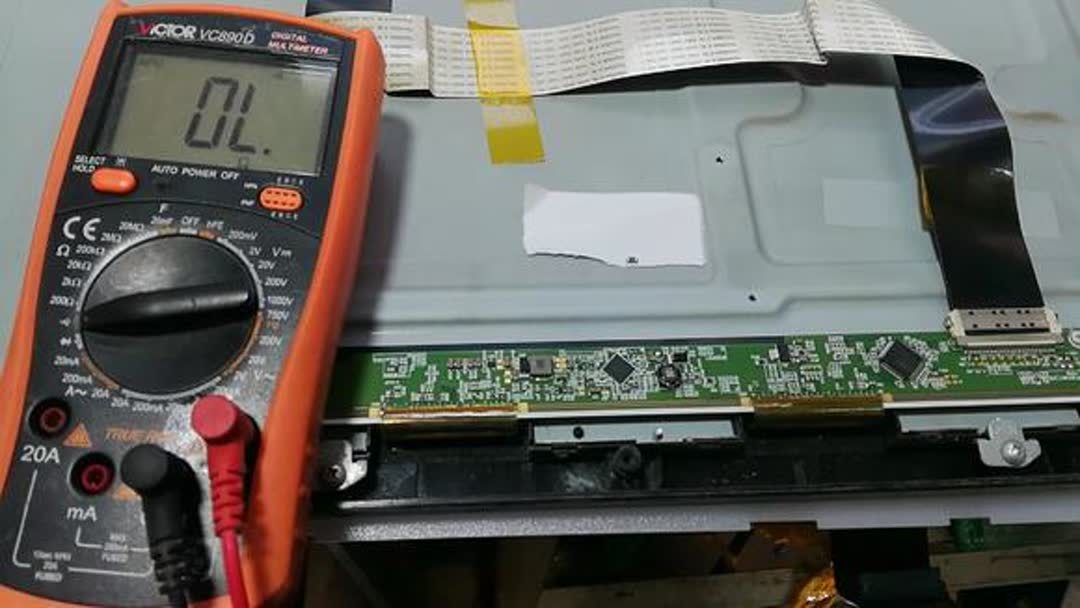 海信开机灰屏故障,屏边条零件短路引起烧坏主板MOS管,排除故障