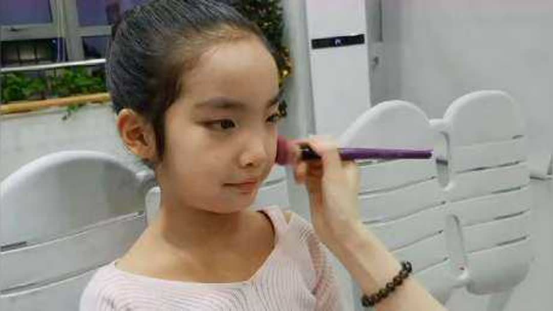 儿童跳舞妆容,简单好画非常适合孩子表演节目,妈妈们快来学学吧