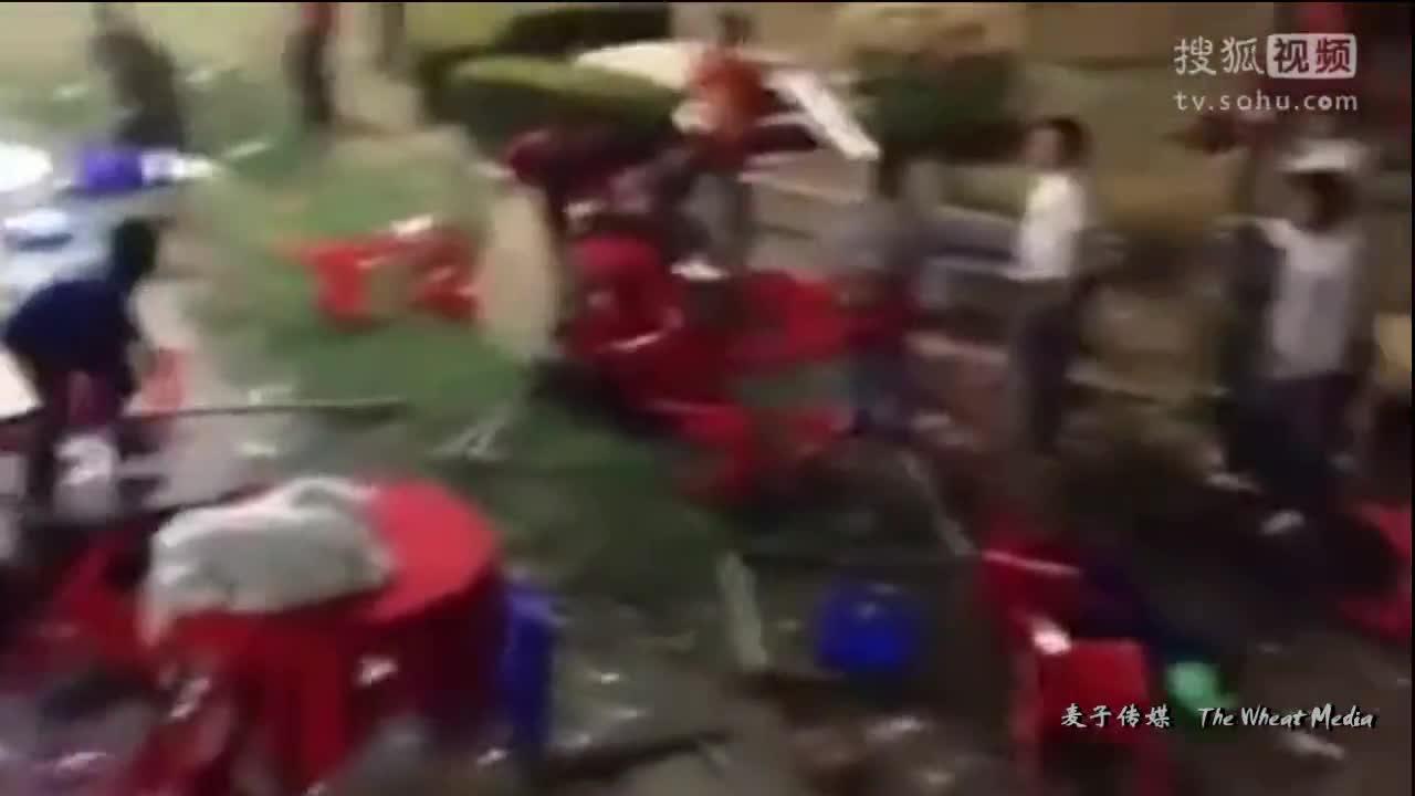 实拍两帮人大排档聚众斗殴 38秒的白衣女子真猛