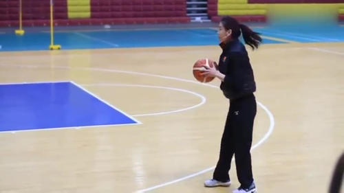 篮球:姑娘这三分投的有点过分了,成功率百分百!