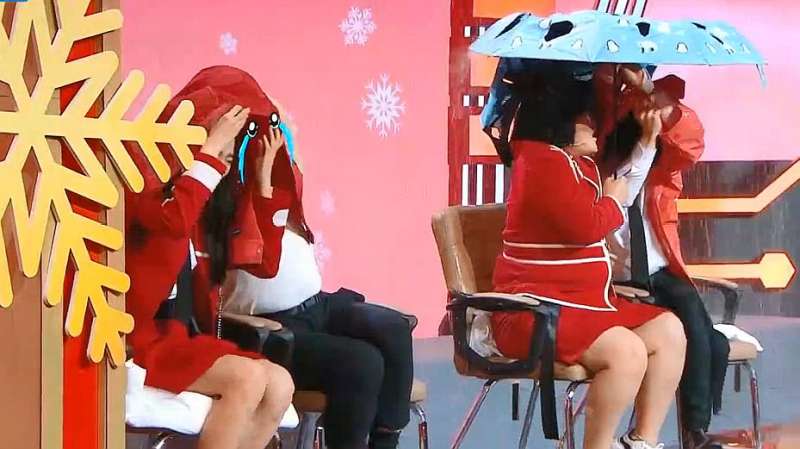 王牌对王牌:沈腾抢到小黄瓜笑疯了,贾玲华晨宇抢到破伞撑开懵了